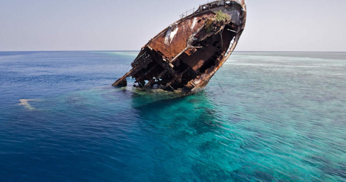 Vertical shipwreck at the Lhaviyani Atoll : r/submechanophobia